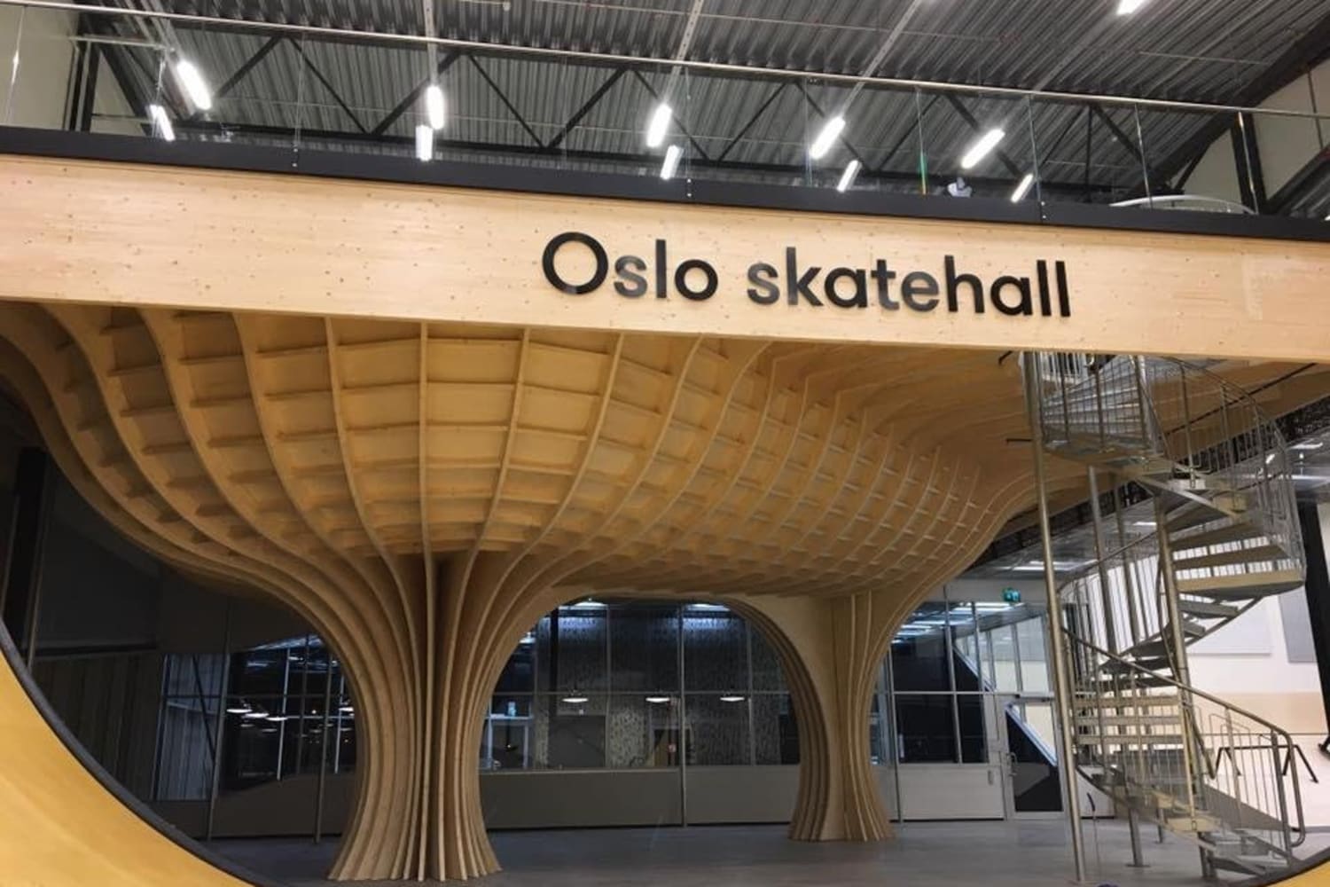 Abre increíble bowl suspendido del Oslo Skatehall