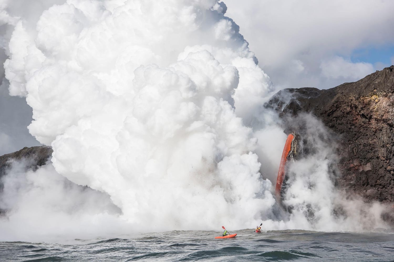 See kayakers encounter a lava flow in Hawaii ++video++