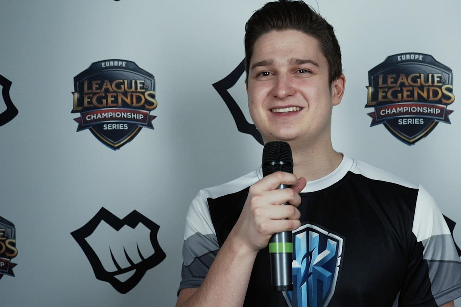 LoL pros pick top solo queue champions +video+ Red Bull