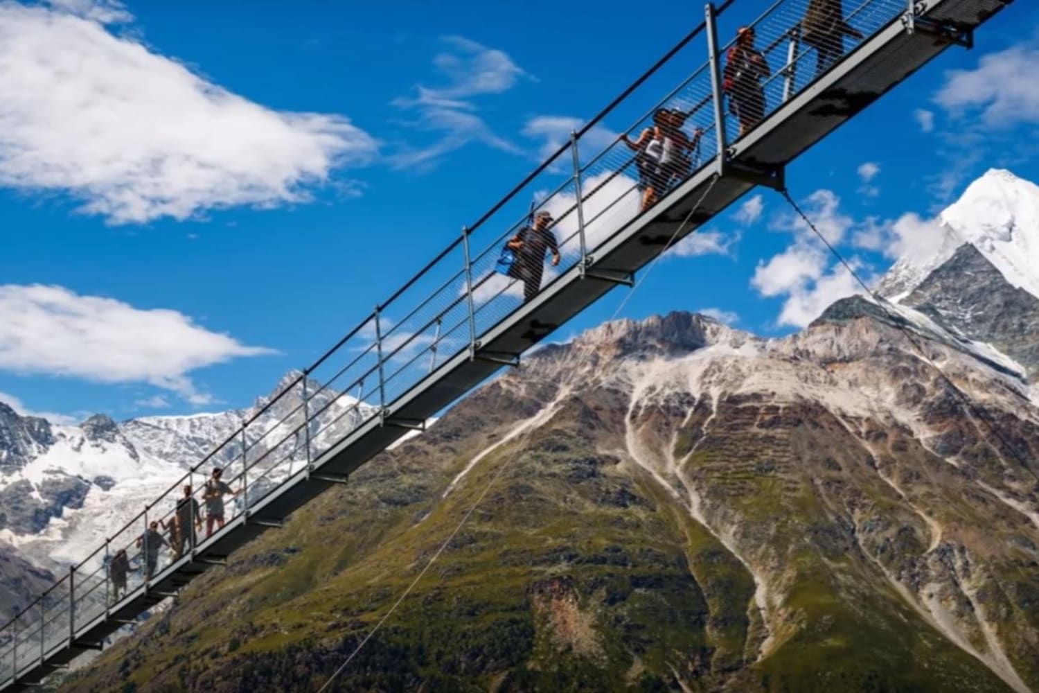 Caminhe sobre a maior ponte suspensa do mundo