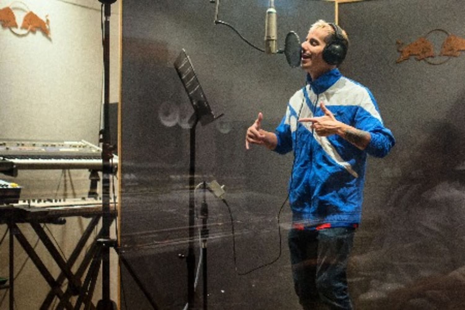 Skone entra en el estudio