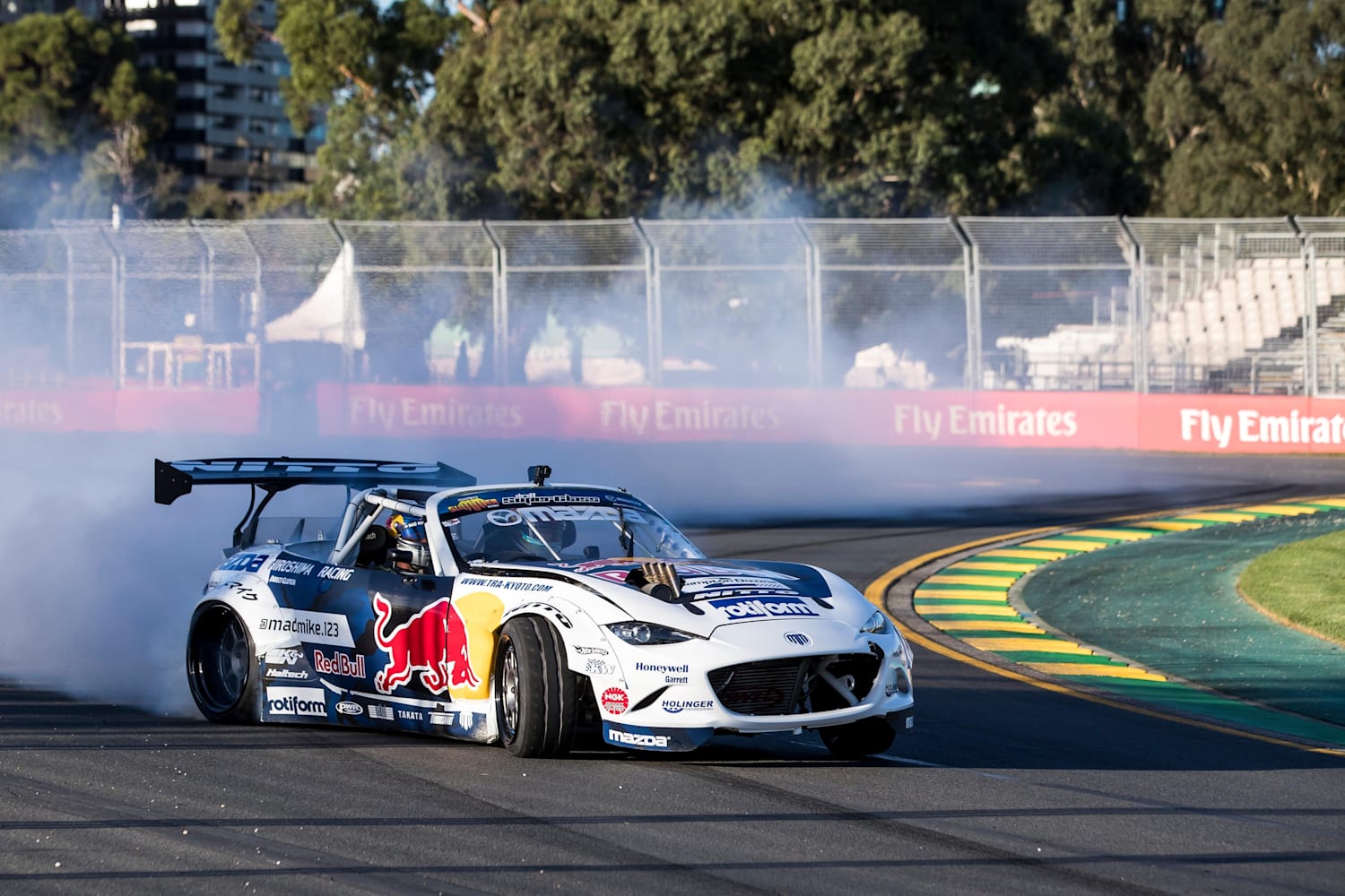 Daniel Ricciardo drift no Albert Park Mad Mike Whiddett