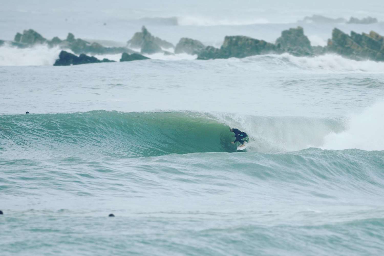 Jordy Smith e Ricky Basnett surfam boas ondas em casa