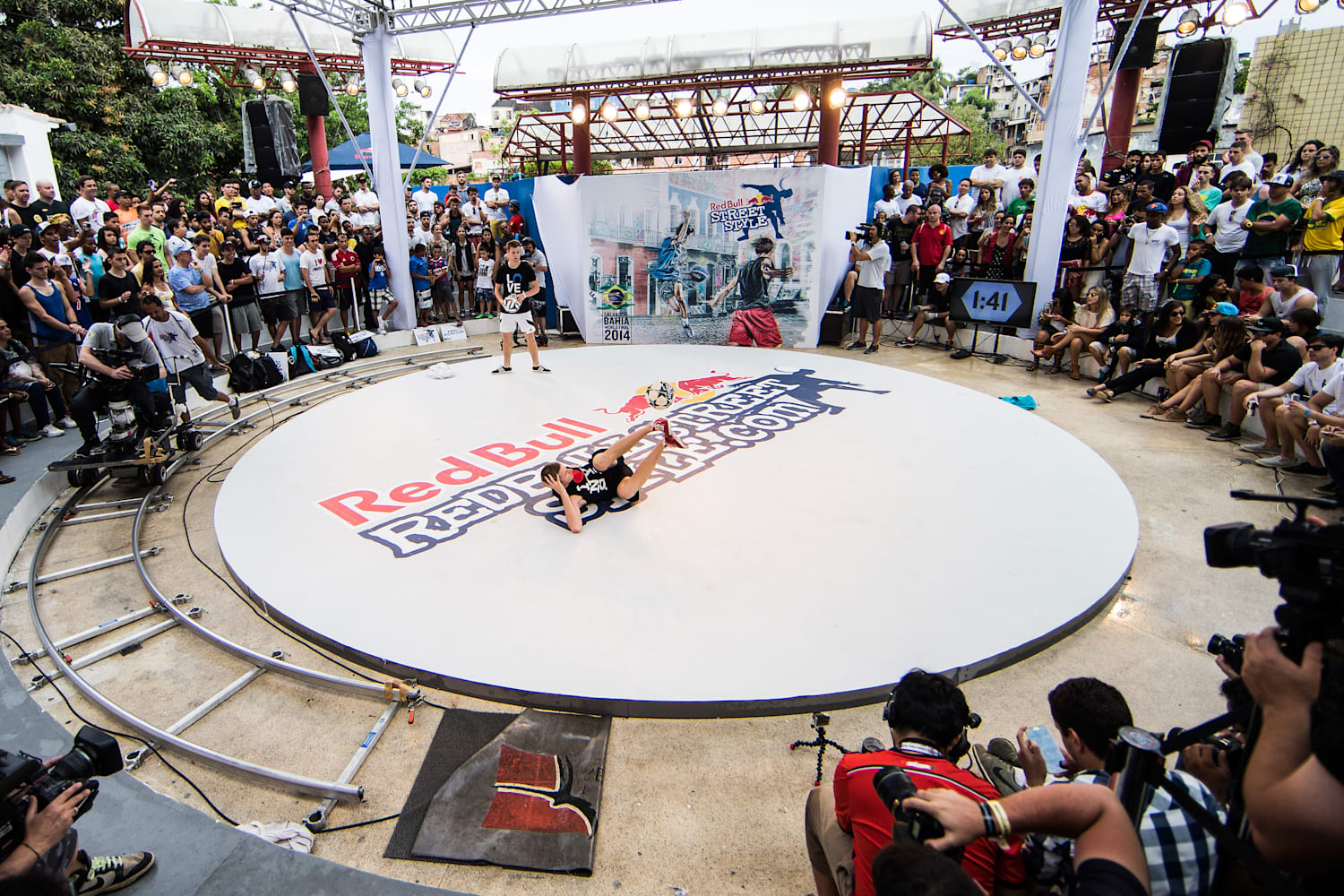 Red Bull Street Style: Freestyle football tricks - Show
