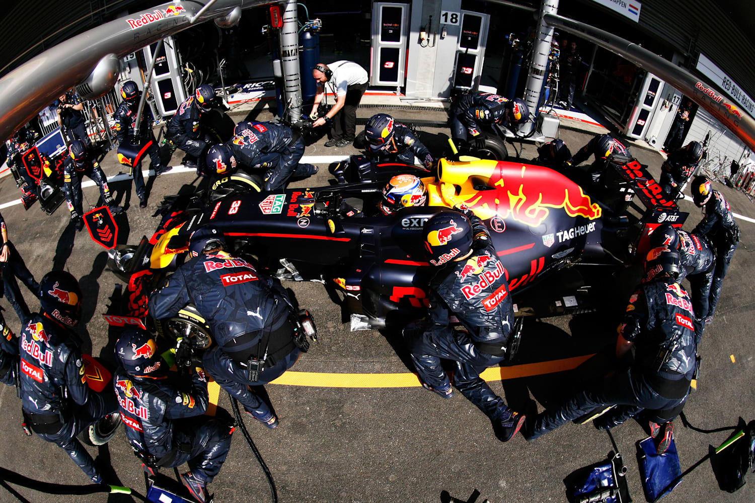 The History of the Pit Stop extra: One man vs a team