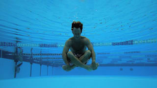 Mark Visser surft nachts in Jaws (Maui) 10 Meter Wellen