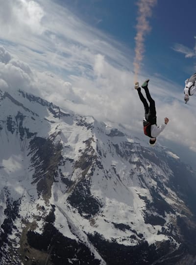 This synchronised skydive is simply beautiful