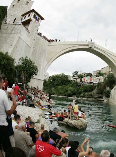 Cvijeće i mostarska lasta za skakačice u Mostaru
