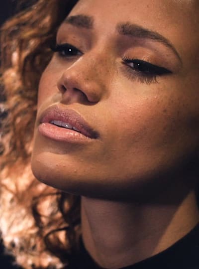 JONES | Hoops performed live by the UK soul singer