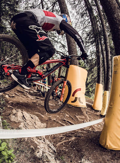 MTB drop off technique: How to ride mountain bike drops