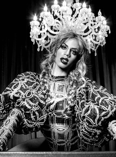 Conheça Sasha Zimmer, drag que está no clipe da MC Loma