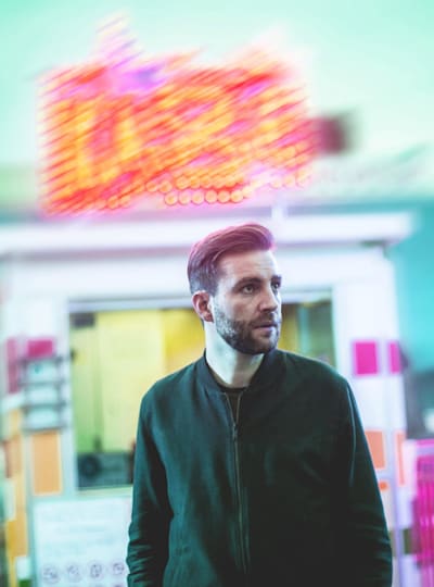 Josh. >> Alles was du über den Sänger wissen musst