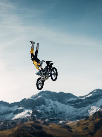 Tom Pages na motociklu skočio sa 135 metara visoke litice