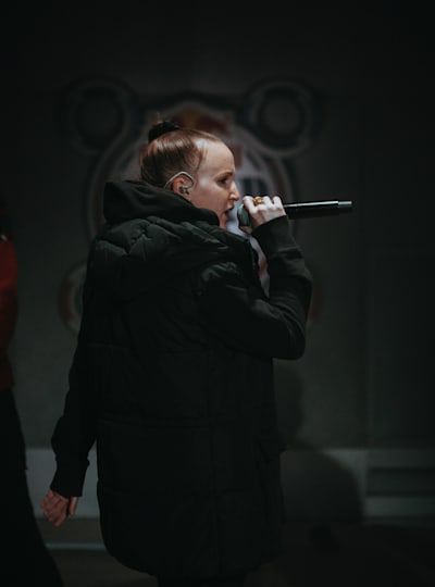 Lora Yéniche : Interview avec la rappeuse pour Spinner