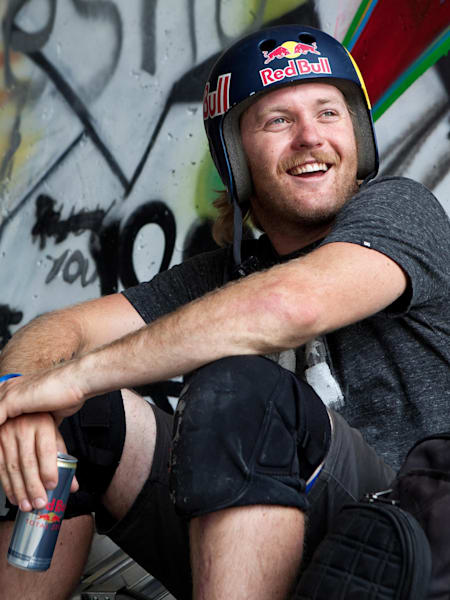 Vans le da la bienvenida a Mike "Hucker" Clark