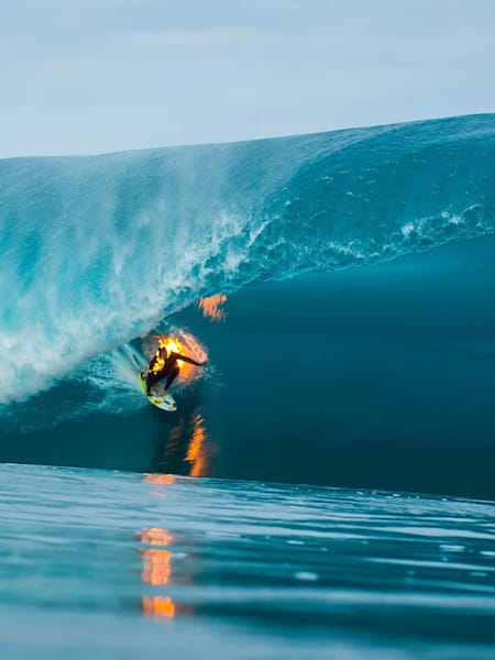 Vidéo: Jamie O’Brien surfe en feu une vague à Teahupo’o