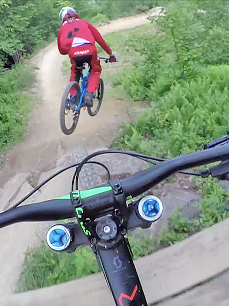 Aaron Chase : une descente VTT sans freins + VIDEO