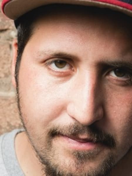 Tom Crowley, Capítulo 2: La Gallera Chile, Huevos de Oro