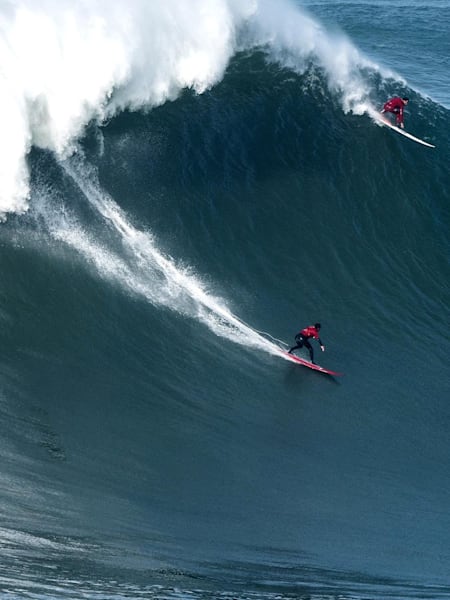 Dramatic big wave surf sessions at Praia do Norte