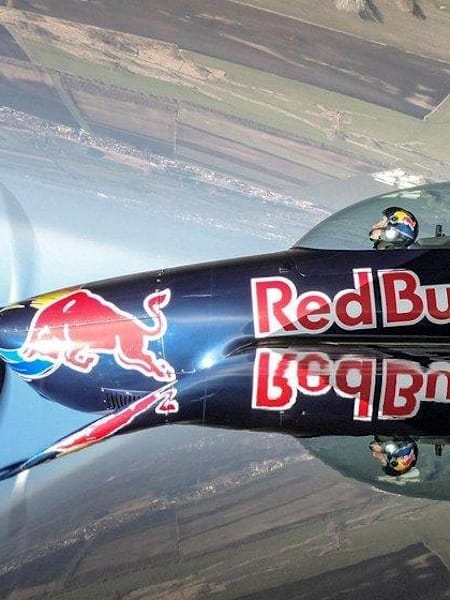 Red Bull Air Race 带你亲身感受竞速飞行座舱内的速度感!