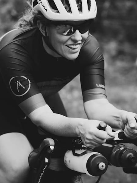 Jenny Graham breaks round-the-world cycling record