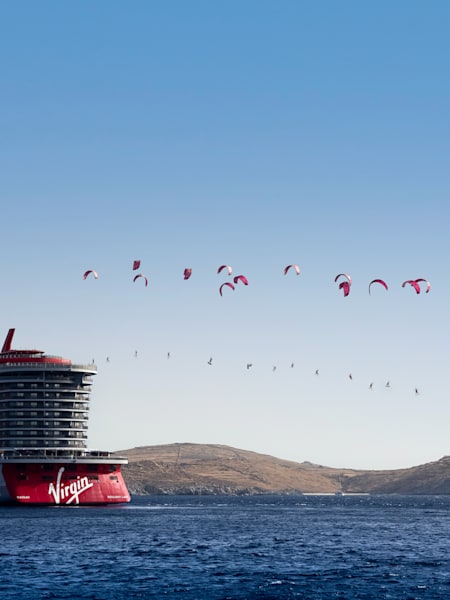WATCH:Tom Bridge kitesurfing from the top of Richard Branson’s cruise liner