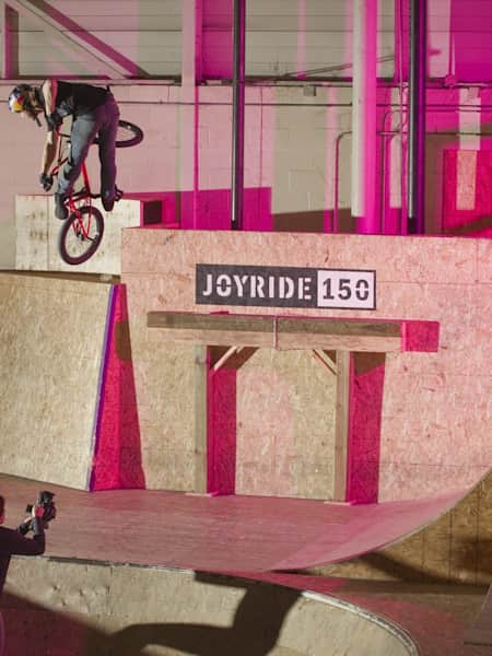 Drew Bezanson v domačem BMX parku Joyride 150