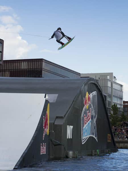Trucos de wakeboard en el Red Bull Rising High
