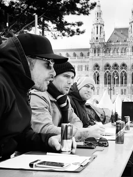 La mano que empuña el martillo