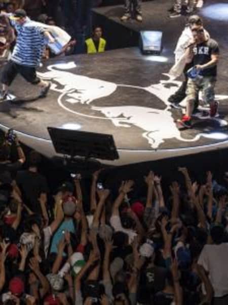 LA RED BULL BATALLA DE LOS GALLOS PISA LAS CALLES