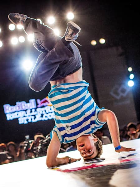 Freestyle football tricks video - Red Bull Street Style