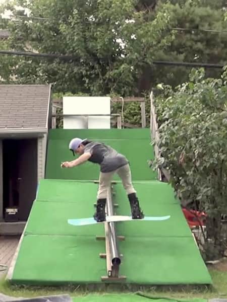 Snowboard en el jardín de casa