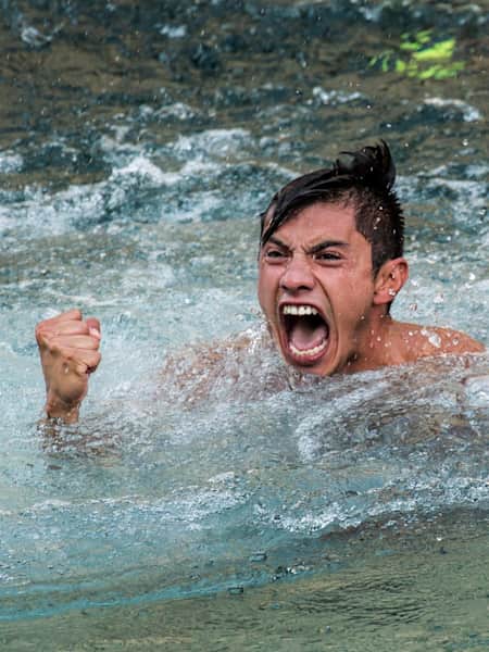 Jonathan Paredes wins cliff diving despite throwing up