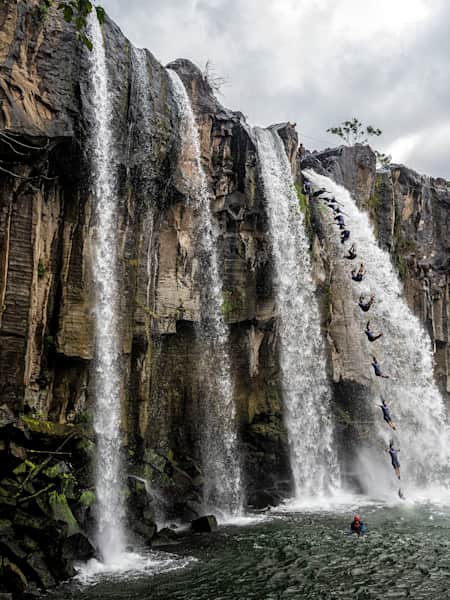 Clavados en las en las cataratas de Los Amates