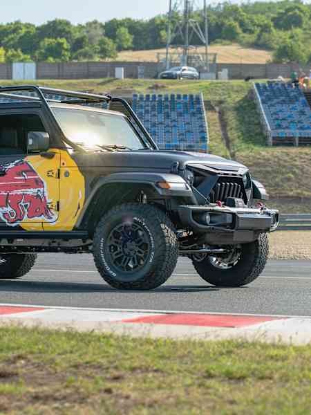 Red Bull Jeep: megérkezett az új Event Carunk!