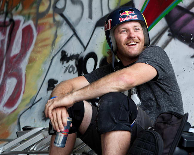 Vans le da la bienvenida a Mike "Hucker" Clark