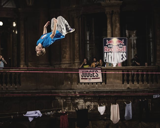 Red Bull Airlines: the best slacklining action