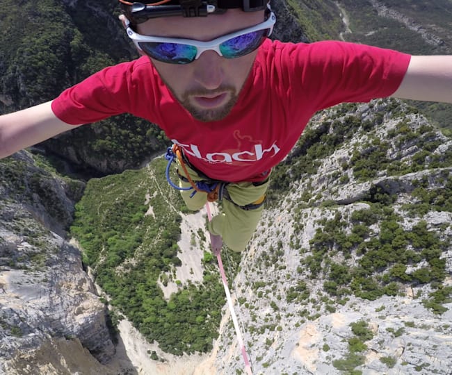 Slackline Athletes Set New 1km World Record in France