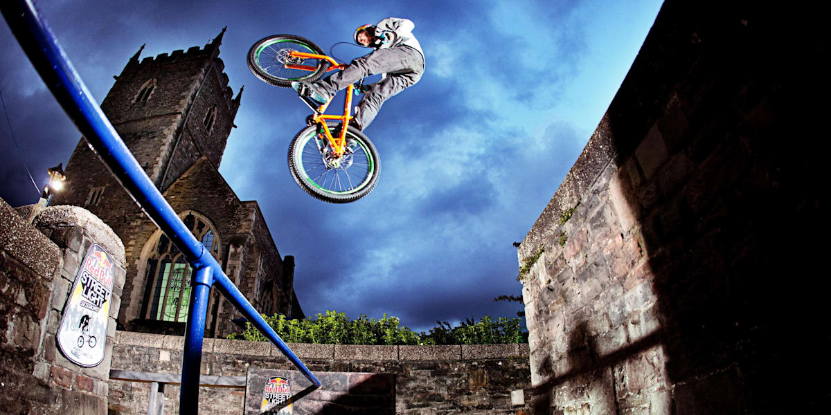 Danny MacAskill at Red Bull Streetlight Sessions
