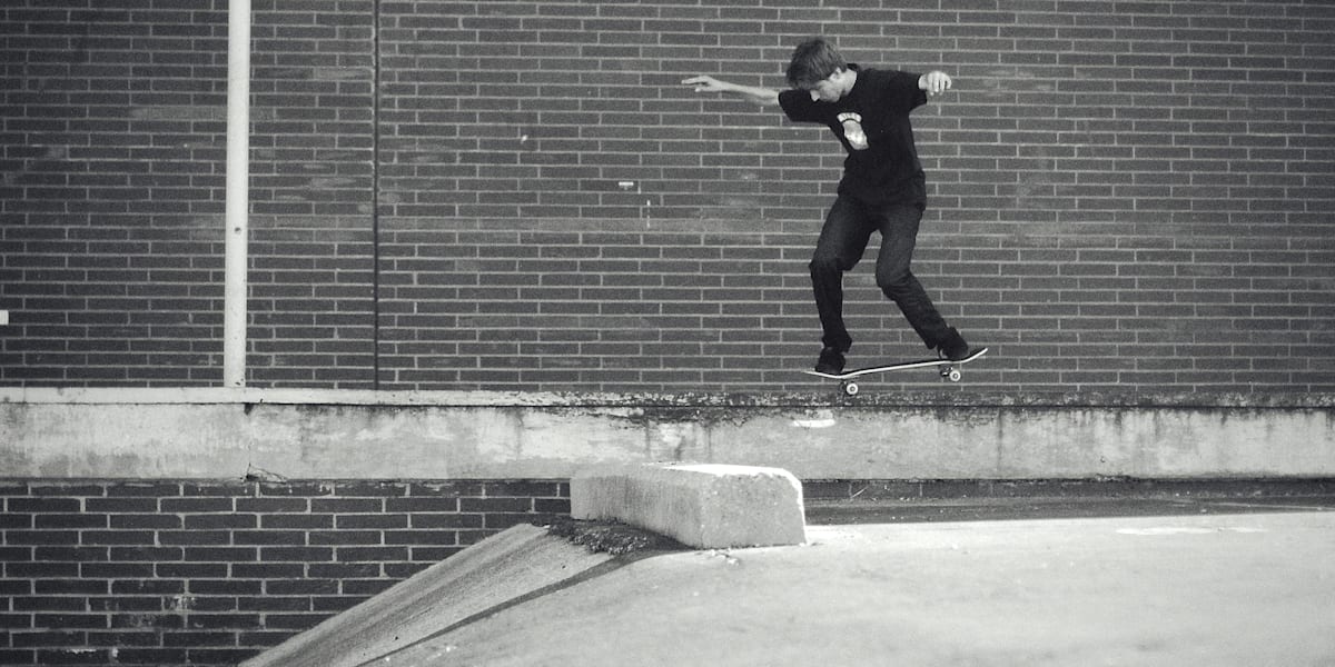 Vídeo de Mark Suciu en EE.UU. con tres trucos de skate