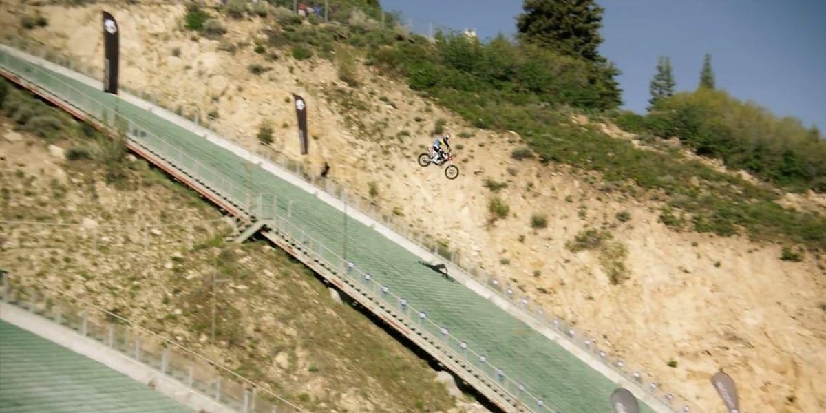 Robbie Maddison na motoru skočio sa skijaške skakaonice