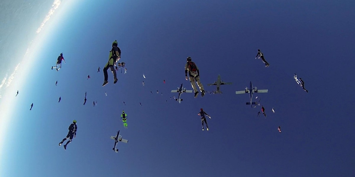 Skydivers set new 164-way formation record in 2015