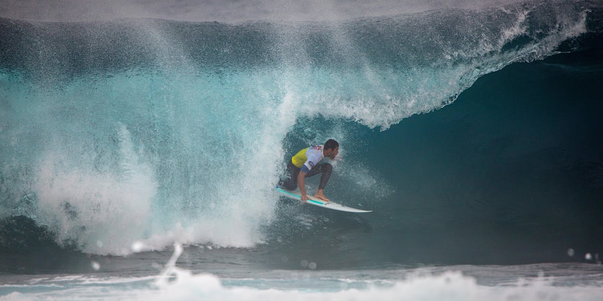 How to master the bottom turn while surfing
