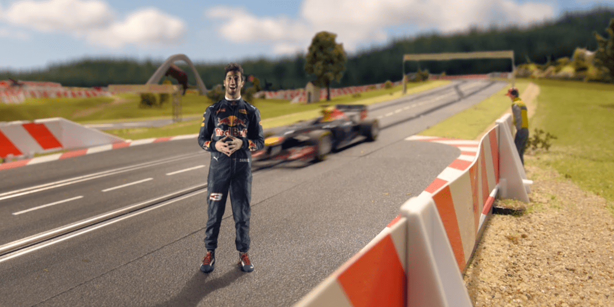 Daniel Ricciardo en el Red Bull Ring con un slot car