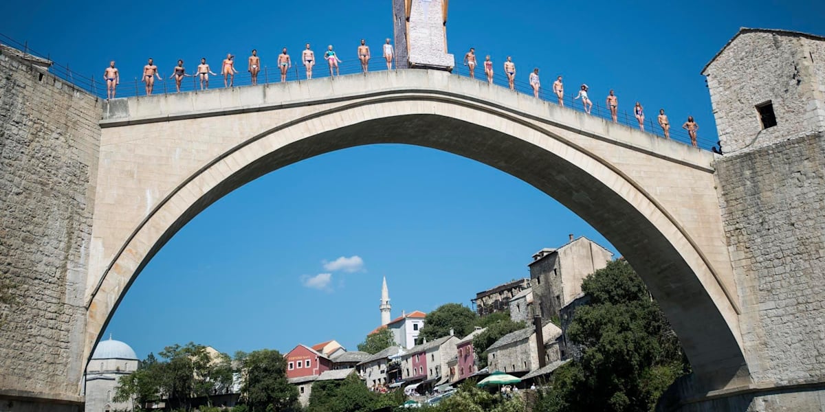 Cvijeće i mostarska lasta za skakačice u Mostaru