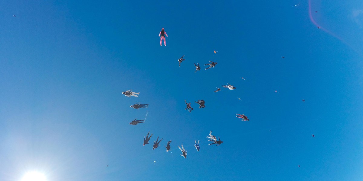Amy Chmelecki and friends set skydive record *video*