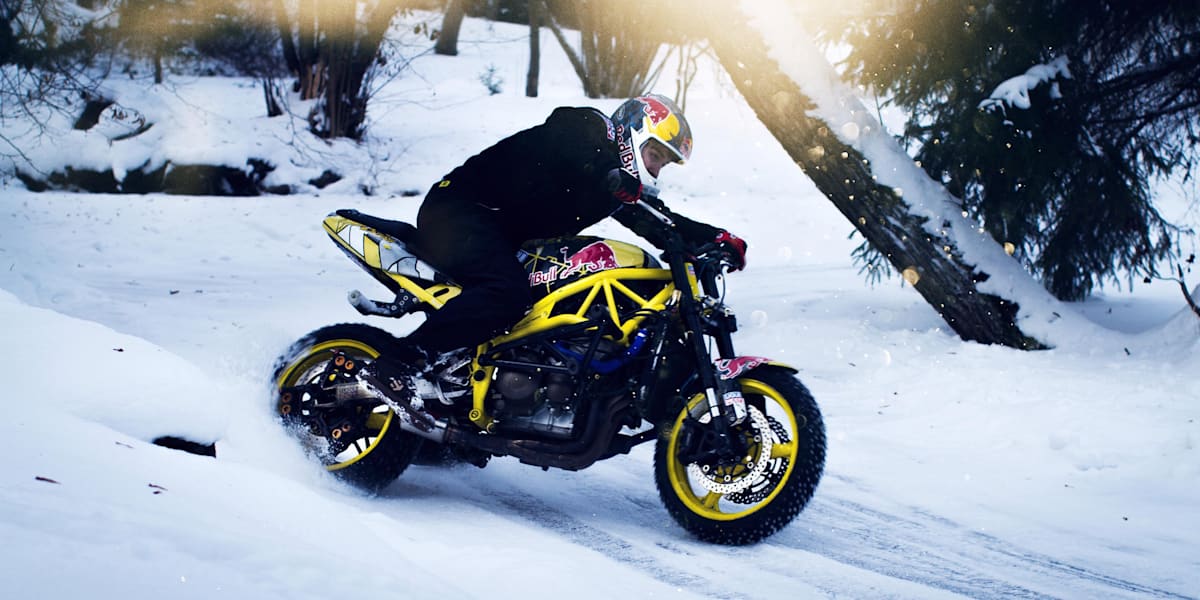Motorbike rider Arunas Gibieza drifting on snow *video*