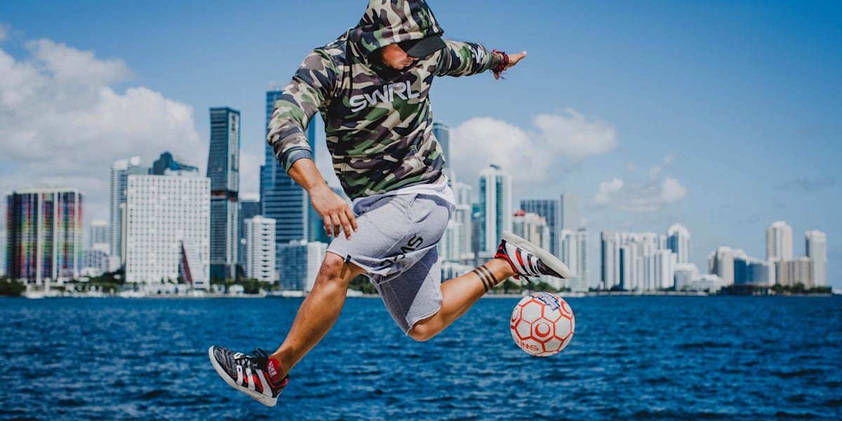 Les tricks de foot freestyle du Red Bull Street Style