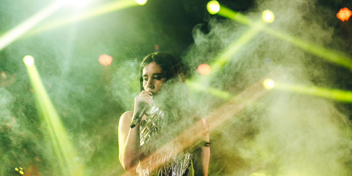 Javiera Mena estrena "Flashback", adelanto nuevo disco