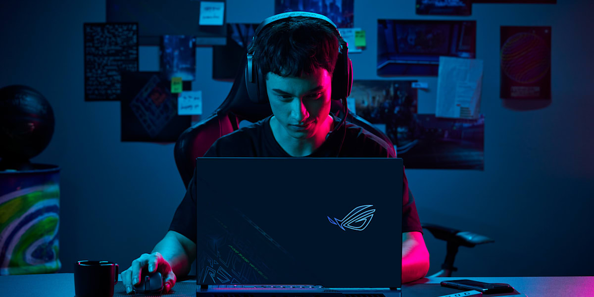 ROG Strix Scar 17 SE laptopok Red Bull Solo Q